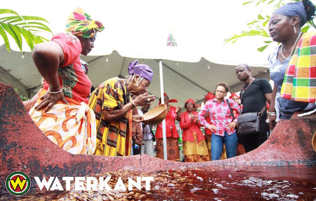 Switi Watra Wasi in stand gehouden - Waterkant