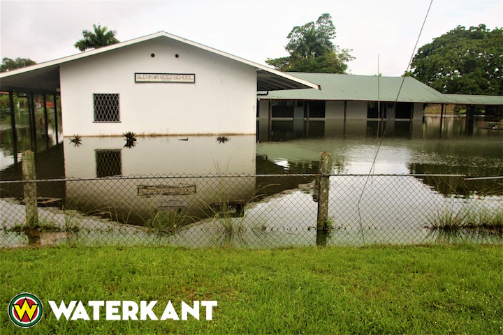 Wateroverlast op school door zware regen in Suriname - Waterkant