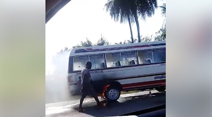Bus vat vlam op openbare weg in Suriname - Waterkant