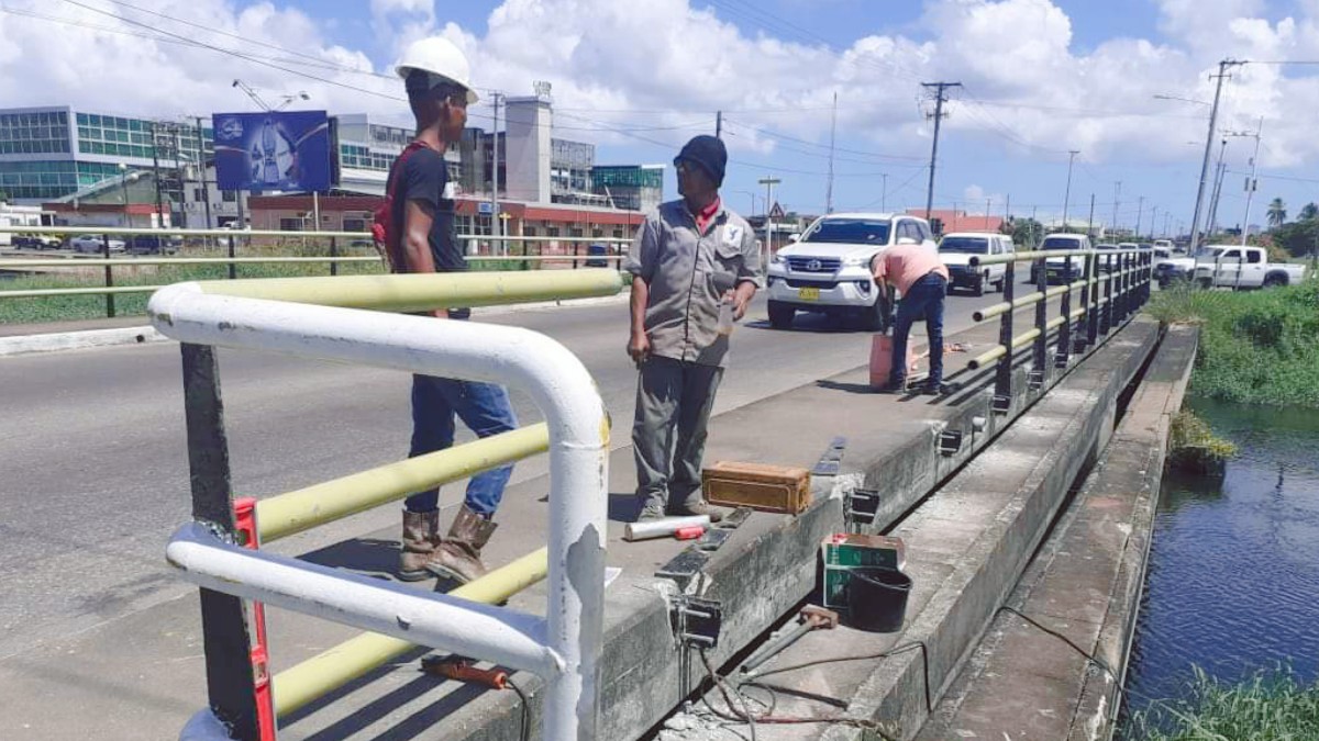 Aangereden leuning brug Thurkowstraat hersteld - Waterkant