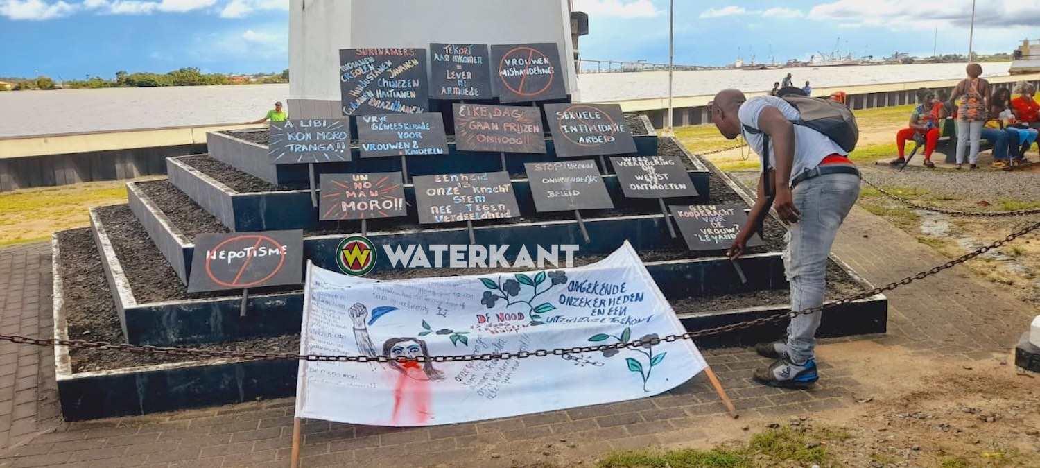 Foto's: Handjevol mensen bij protestactie tegen verhoogde ...