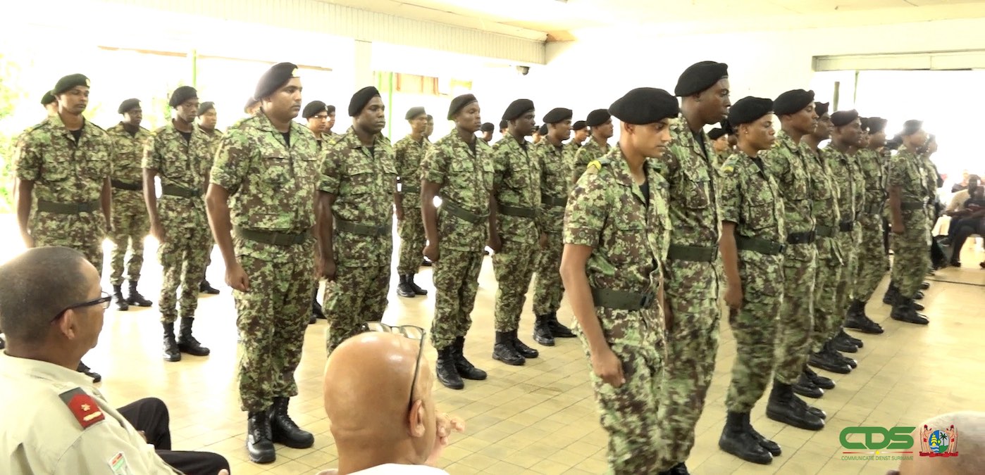 Bijna vijftig nieuwe ambtenaren bij Militaire Politie beëdigd - Waterkant
