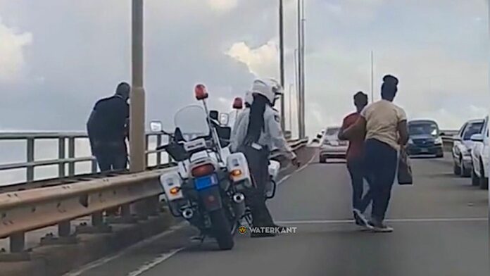 Motoragenten weten te voorkomen dat vrouw van Bosjebrug springt - Waterkant