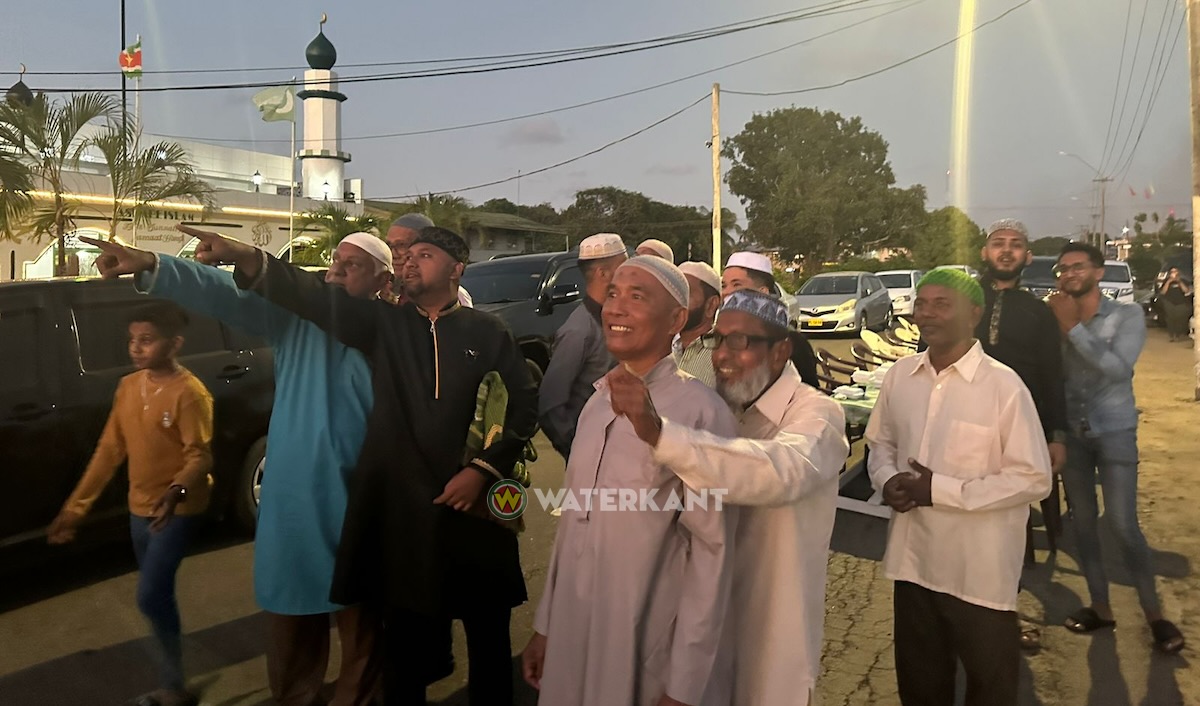 Einde ramadan: moslims in Suriname zien nieuwe maan - Waterkant