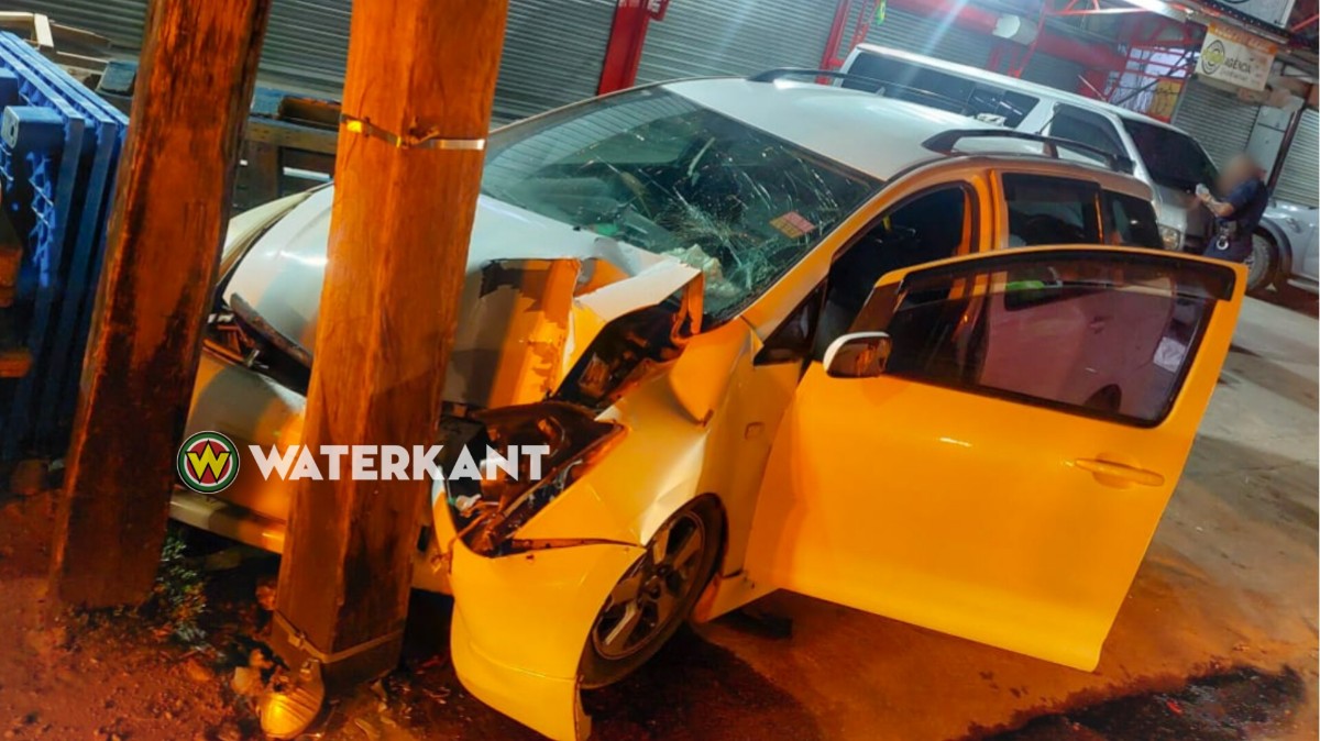 Bestuurder valt in slaap en rijdt auto kapot tegen EBS-mast - Waterkant