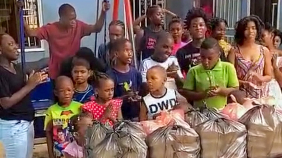 VIDEO: Jarige Natio-international Gleofilo Vlijter trakteert drie ...