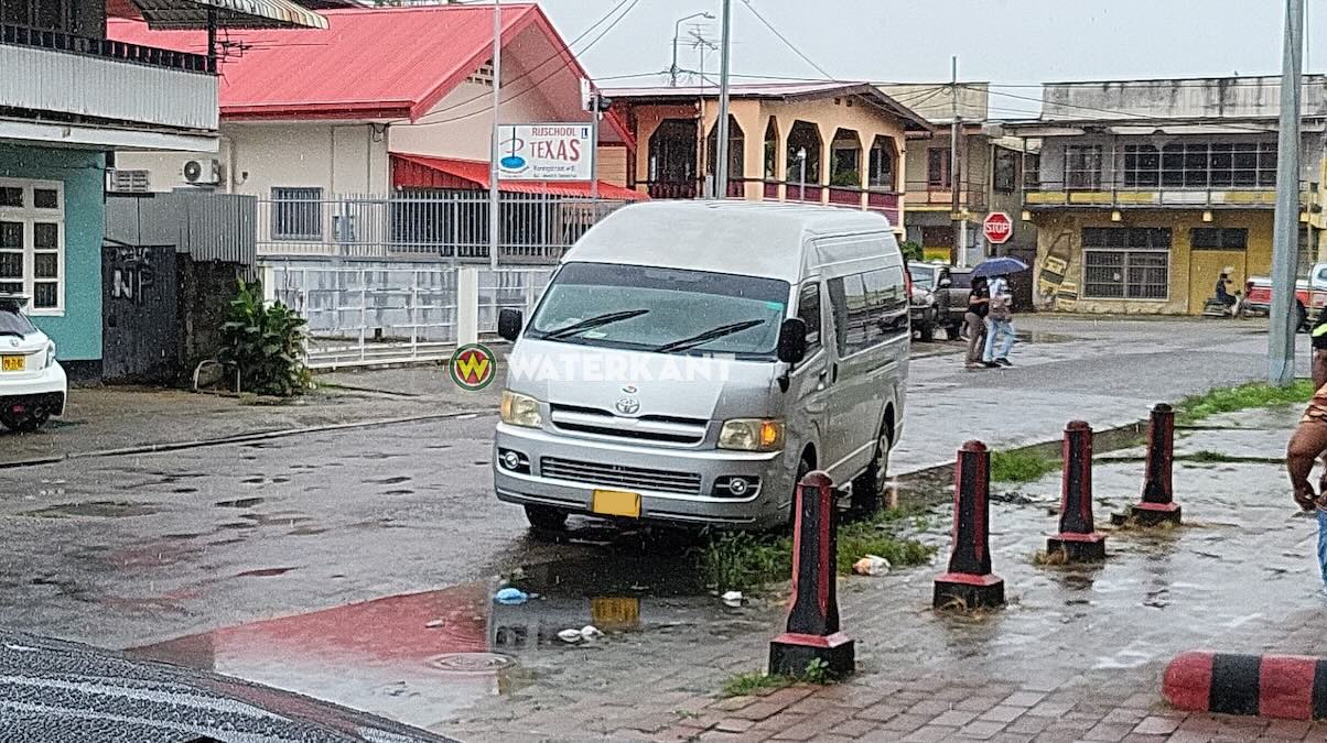Man dood achter stuur van busje aangetroffen - Waterkant