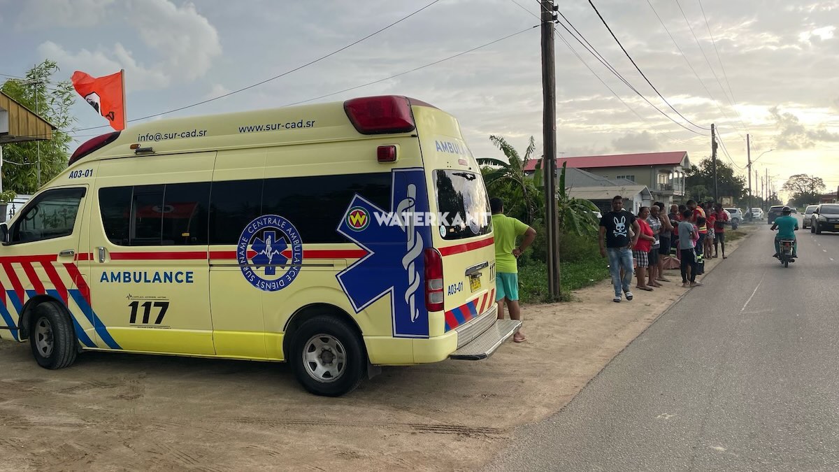 Man dood in goot langs de weg aangetroffen - Waterkant