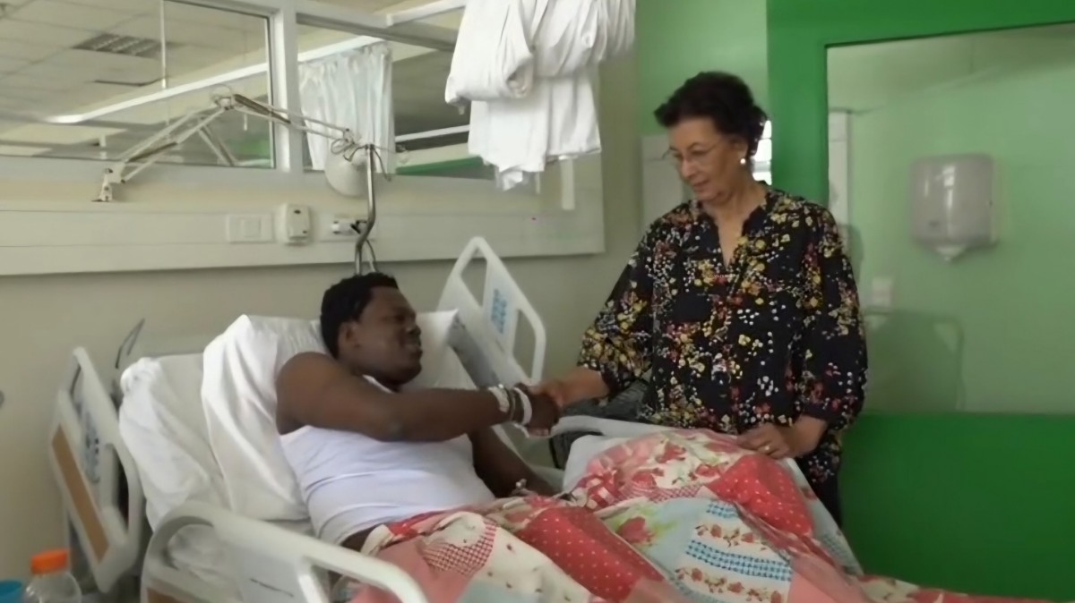 Simons bezoekt beschoten Jackson Blai in ziekenhuis - Waterkant