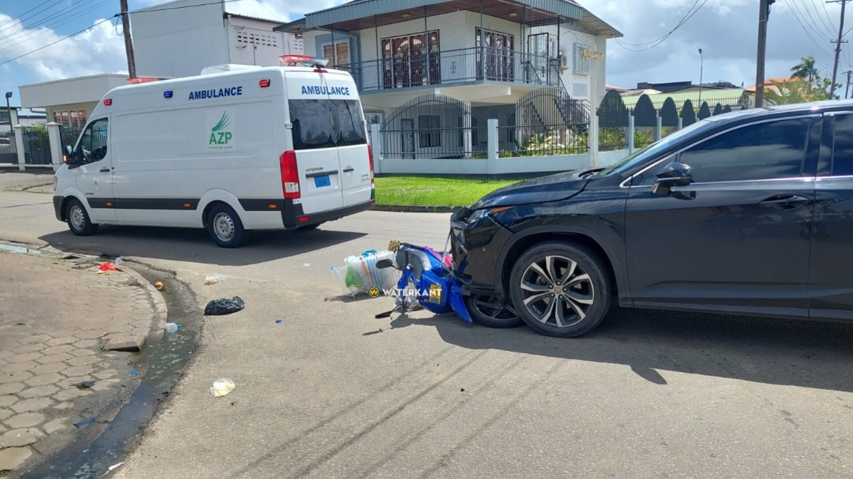 Bromfiets raakt vast onder auto bij aanrijding Atlasstraat - Waterkant