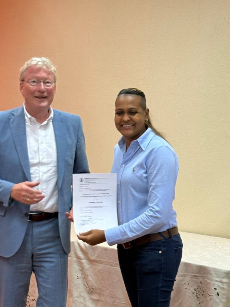 Santusha Gajadhar behaalt als eerste Surinamer Registercontroller-titel ...
