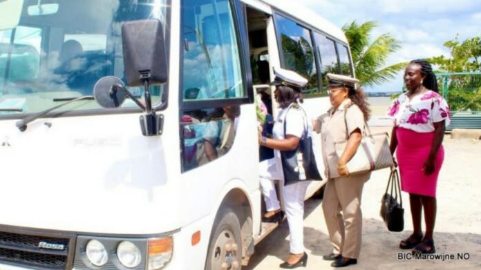 Ambtenarenbus ingezet op de route Moengo-Albina vice versa - Waterkant