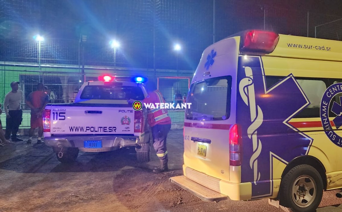 52-jarige man dood neergevallen tijdens het voetballen - Waterkant