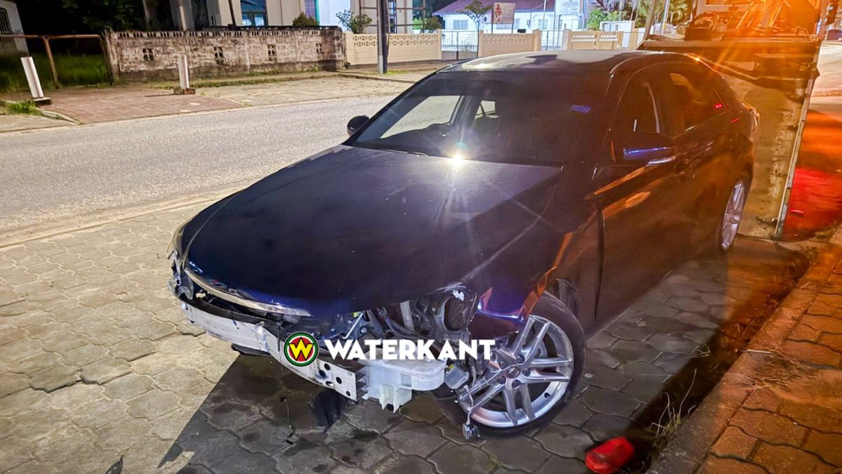 Man verlaat café dronken en rijdt auto kapot - Waterkant