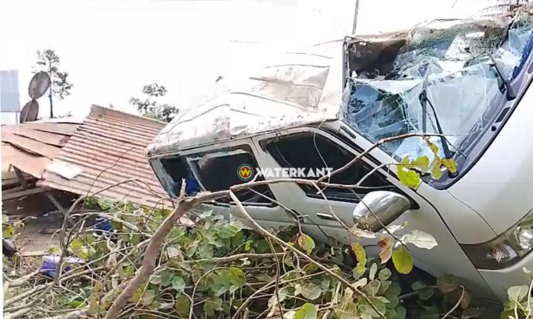 Automobilist ramt EBS-mast, boom en stilstaand busje; zeven gewonden ...