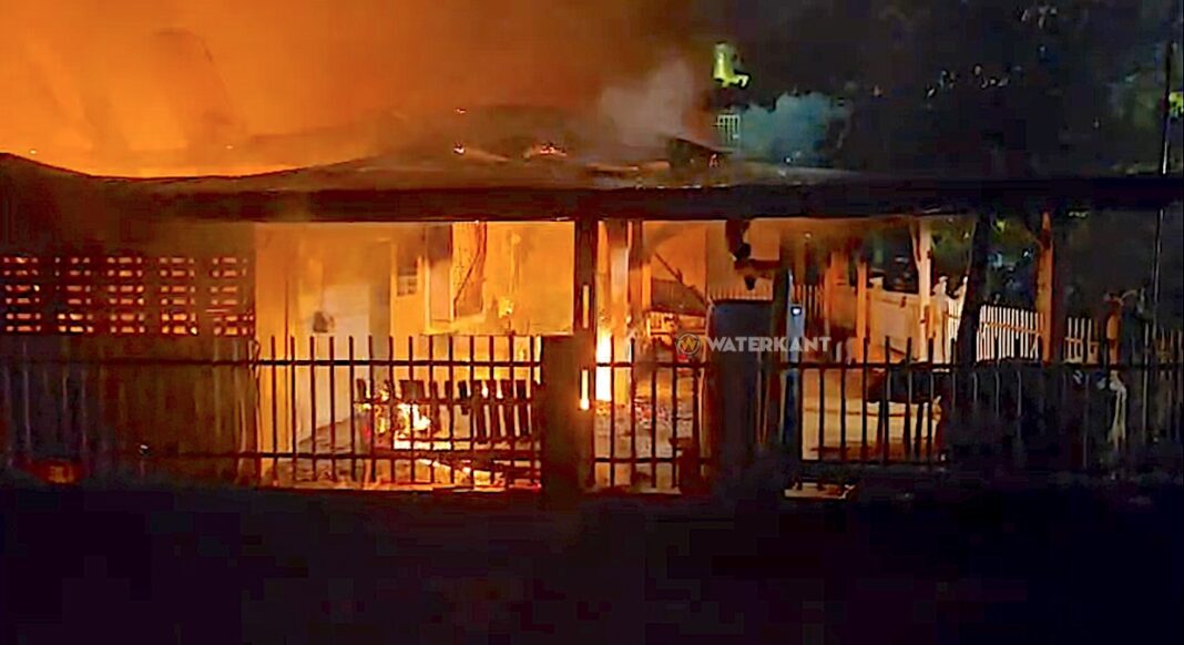 Felle brand verwoest woning te Van Pettenpolder in Nickerie - Waterkant