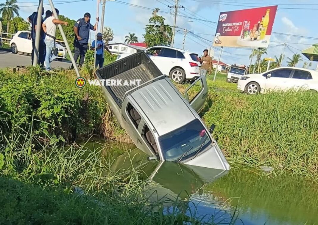 Politiepick-up RBT belandt in trens na botsing met ander dienstvoertuig ...