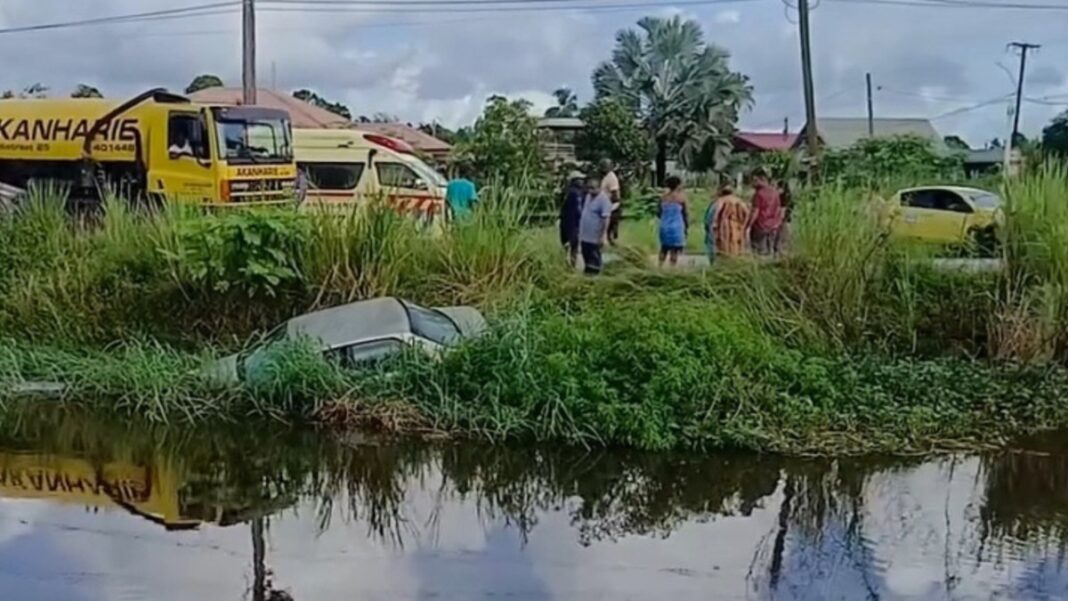 Auto belandt in Tout Lui Fautkanaal na aanrijding - Waterkant