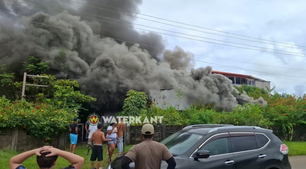Brand in woning zorgt voor dikke rookwolken boven Paramaribo-Noord ...