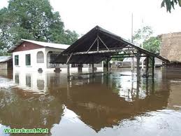 Evacuaties na wateroverlast in oosten Suriname - Waterkant